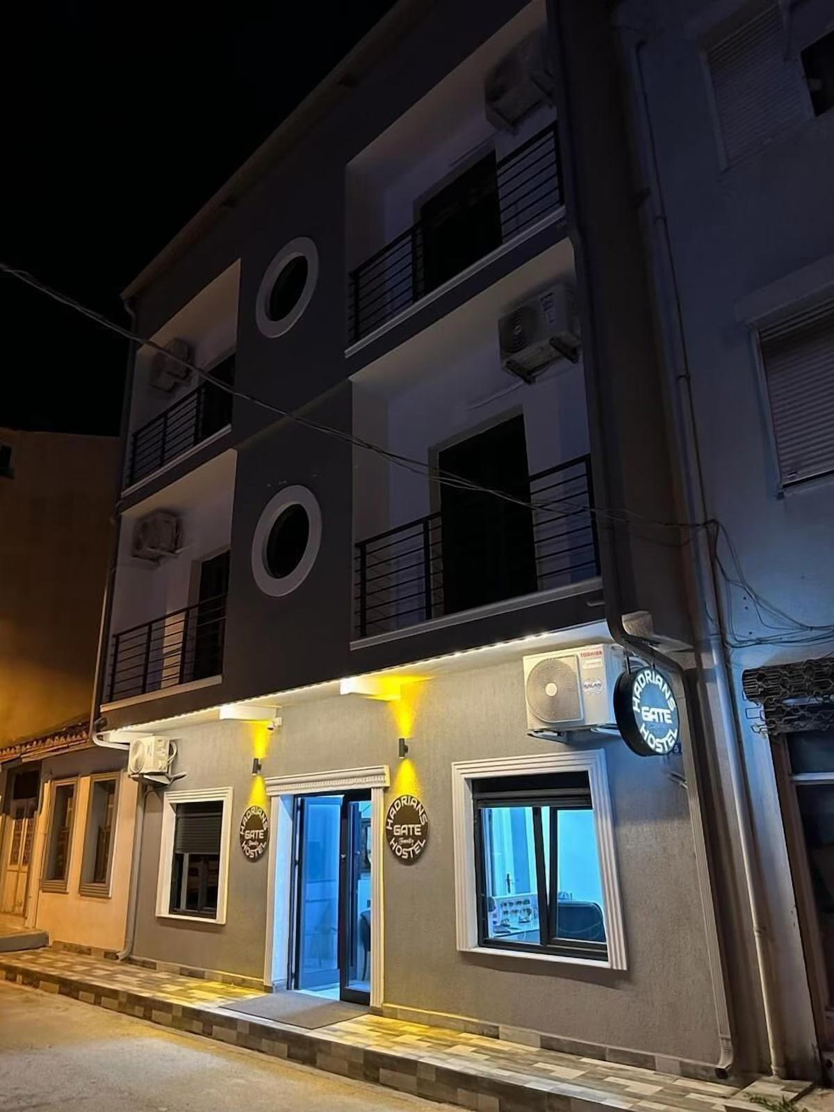 Hadrians Gate Family Hostel, Antalya Ucuz Rezervasyon Fırsatları ...