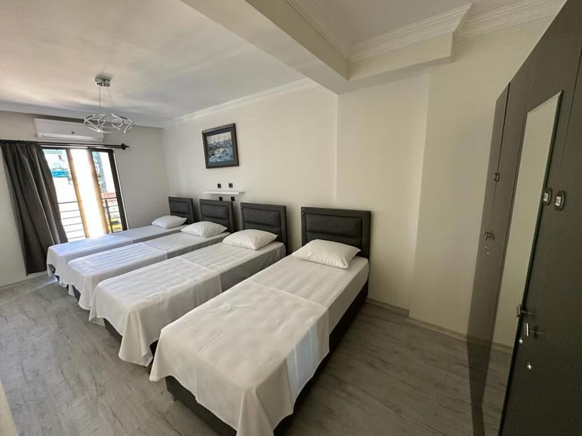 Hadrians Gate Family Hostel, Antalya Ucuz Rezervasyon Fırsatları ...